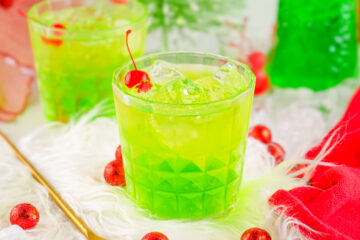Grinch Cocktail Recipe (The Easiest Grinch Drink)